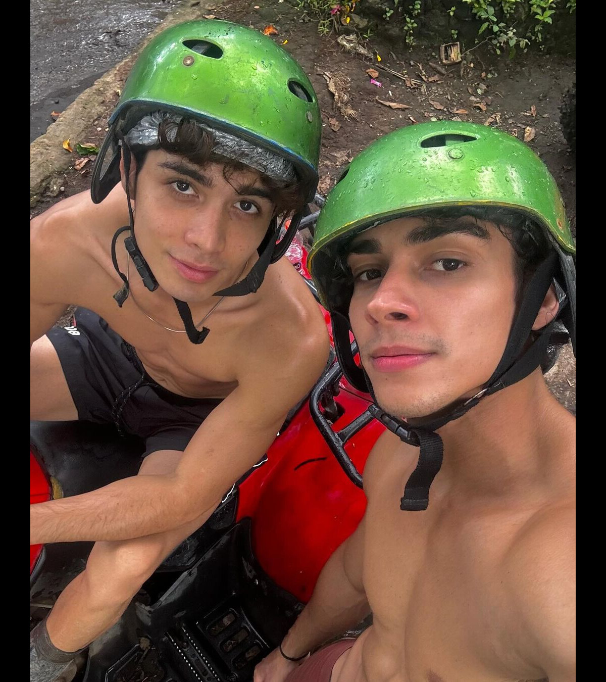 Foto: O casal Helton Oliveira e Vitor Barreto encerrou o vídeo com um ...