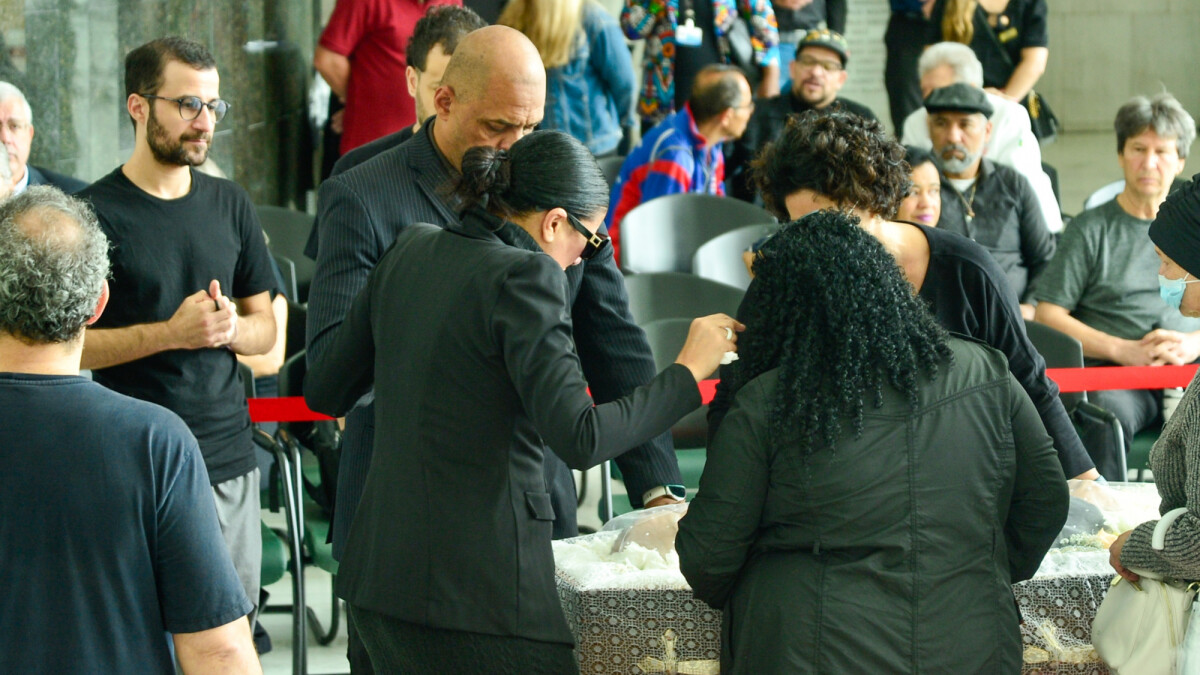 Foto: Diante do caixão com o corpo de Maguila, viúva, Irani, teve crise ...