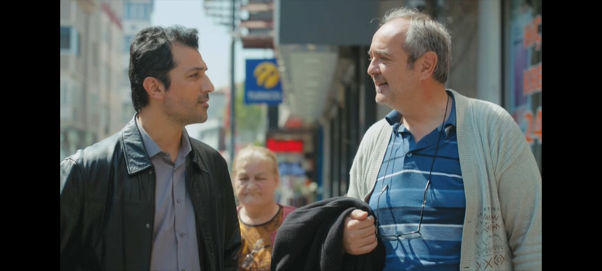 Foto: Enver e Arif saem para comprar presentes para o aniversário de ...