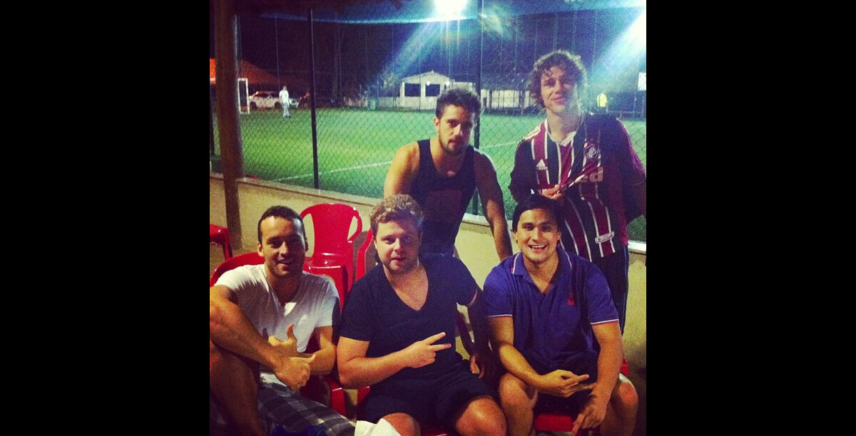 Foto: Rodrigo Andrade posa com os amigos, entre eles, o ator José ...