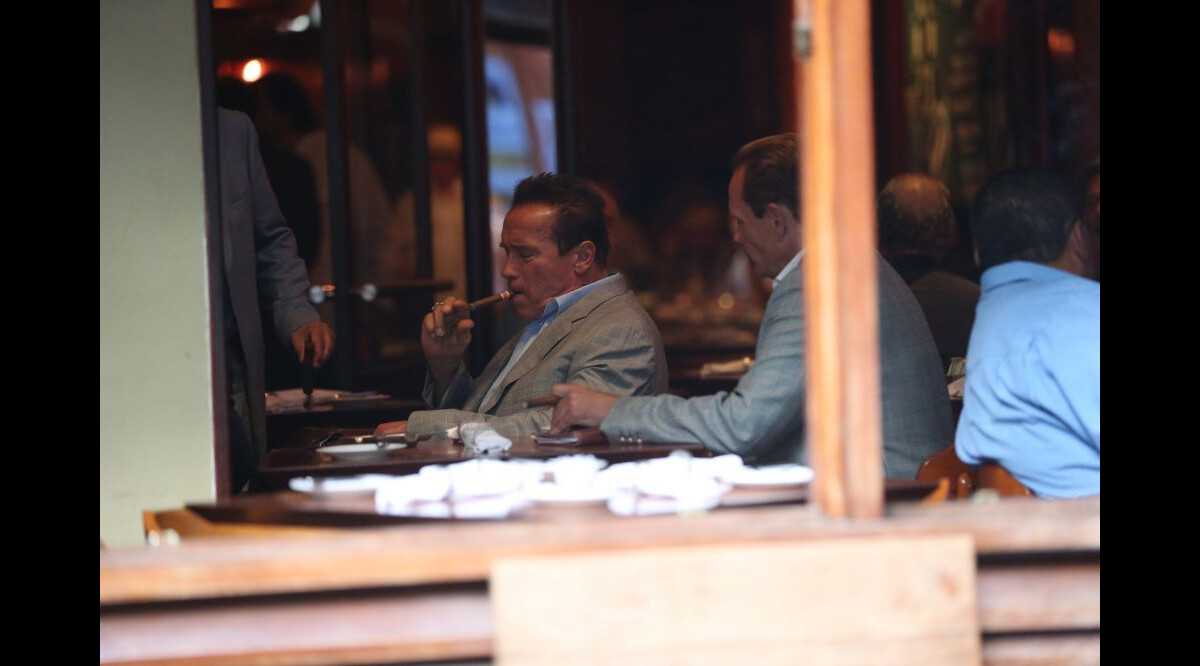 Foto: Arnold Schwarzenegger estava acompanhado por mais três pessoas na mesa - Purepeople