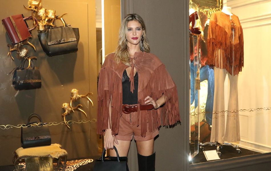 Fernanda Lima usa look country em lançamento de coleção em São Paulo ...