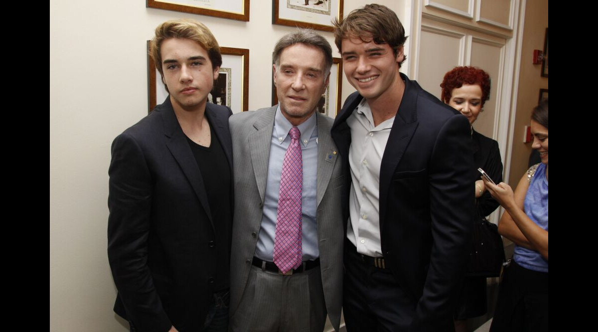 Foto: Thor Batista posa com o o irmão, Olin, e com o pai, Eike Batista ...