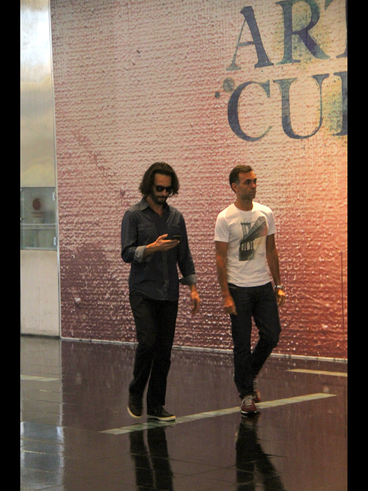 Foto: Rodrigo Santoro foi fotografado durante passeio em um shopping ... Foto: Rodrigo Santoro foi fotografado durante passeio em um shopping ...