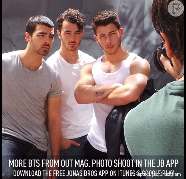 Jonas Brothers posam para revista gay dos Estados Unidos - Purepeople