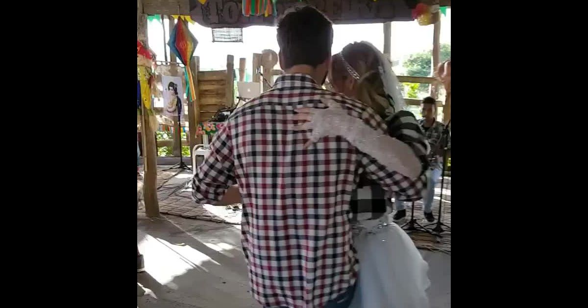 Claudia Leitte dança forró com seu marido - Purepeople