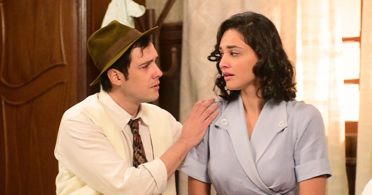 Na novela 'Êta Mundo Bom!', Filomena (Débora Nascimento) compreende a ...