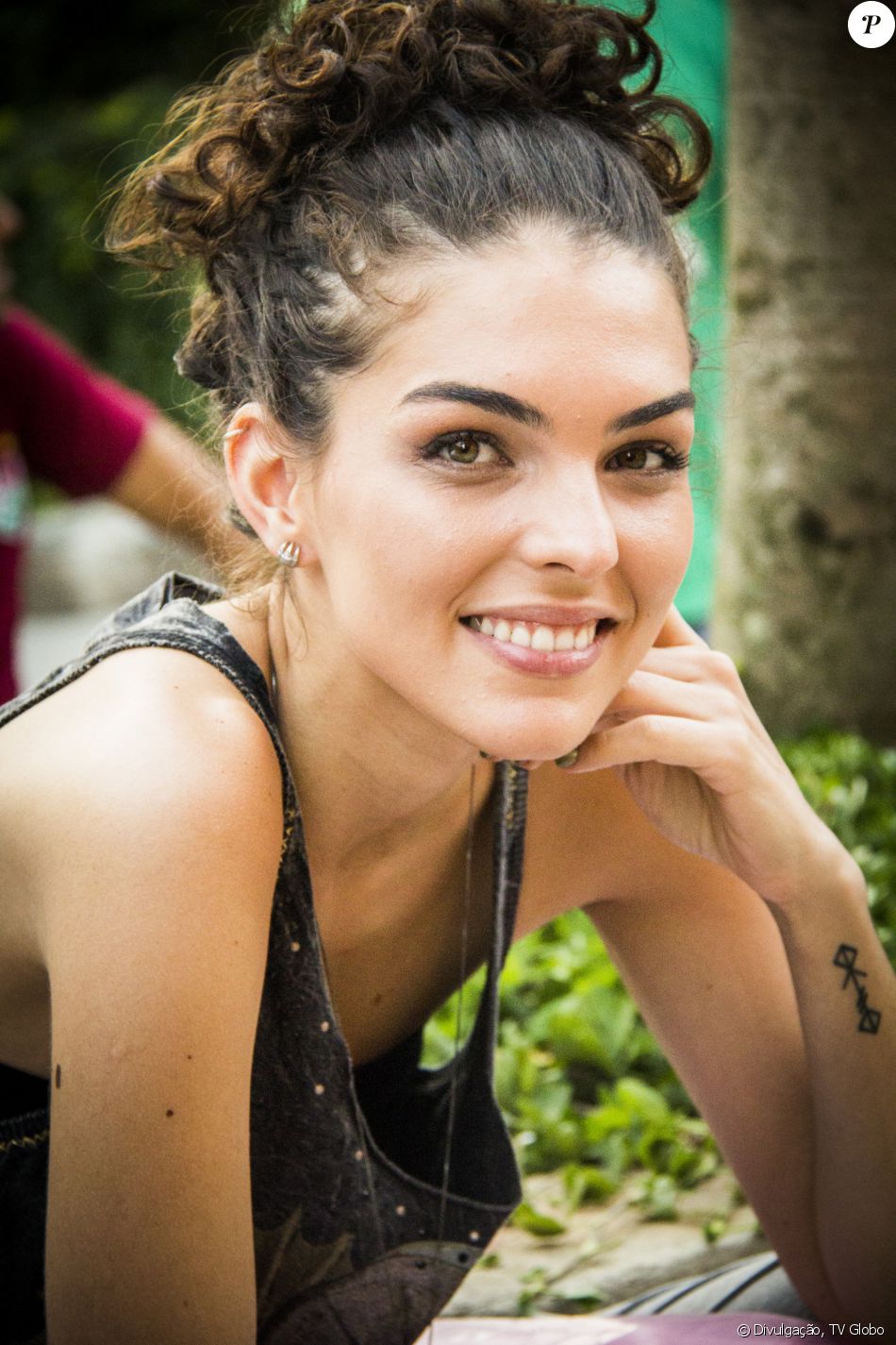 Julia Konrad também já usou só o coque alto para gravar 'Malhação: Seu ...