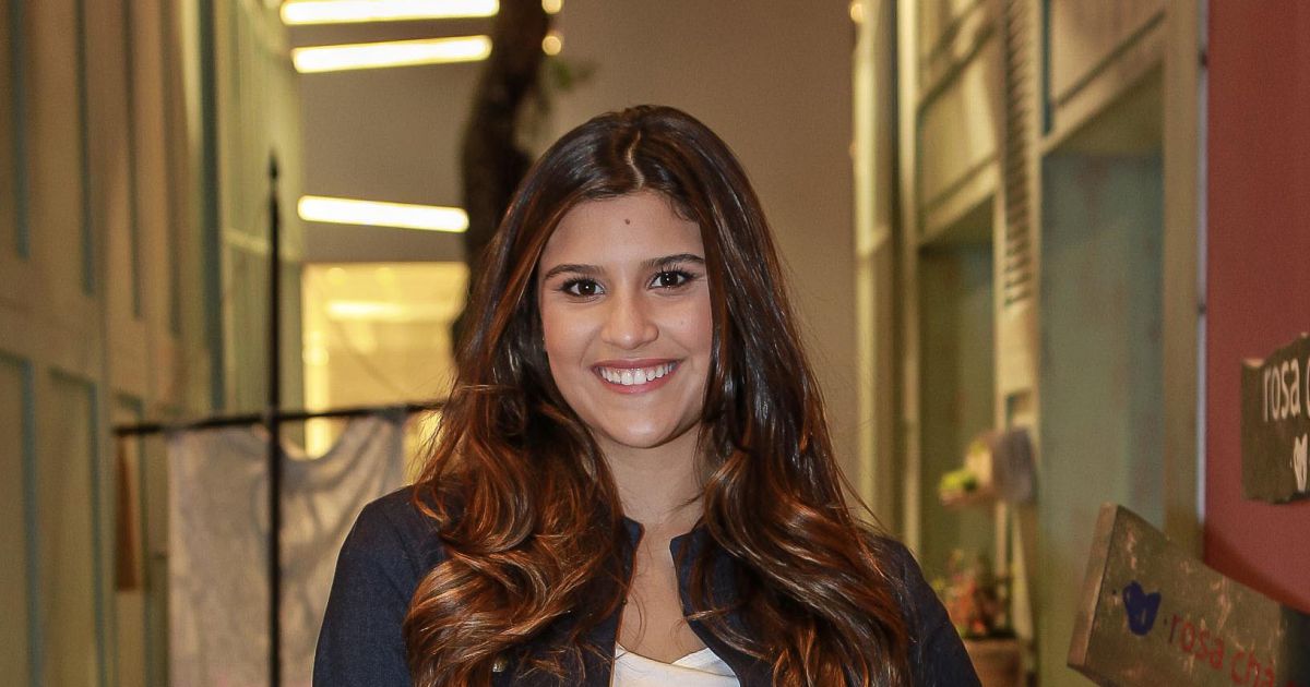 Giulia Costa mudou o visual e apareceu com o cabelo levemente mais ...