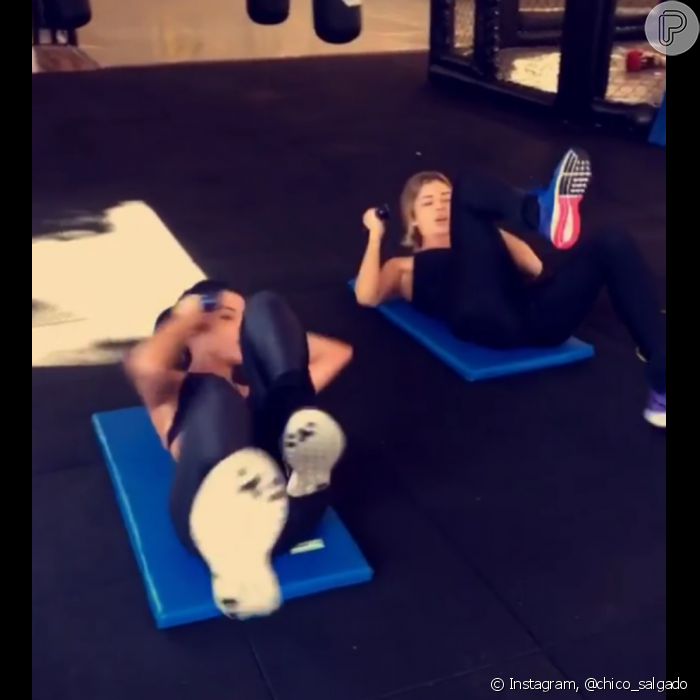 A dupla dinâmica de volta aos treinos de luta funcional. Grazi Massafera e Anna Lima quebrando ...