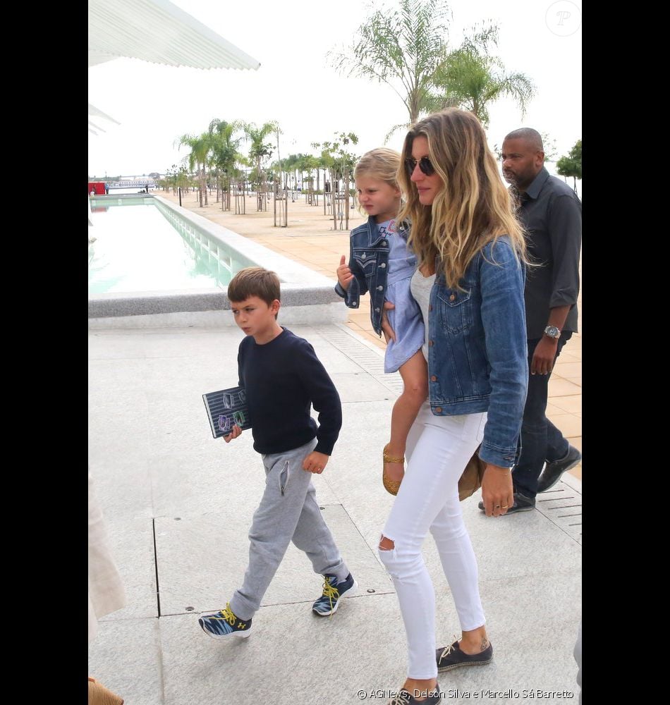 Gisele Bündchen leva os filhos, Benjamin e Vivian Lake, a museu no Rio ...