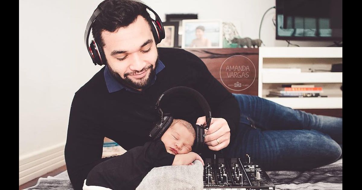 Jonathan Costa também tem postado registros do filho nas redes sociais ...