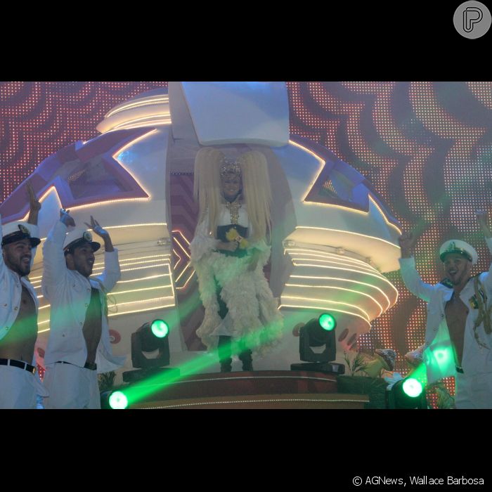 Xuxa iniciou o seu show saindo de uma nave especial assim como fazia no ...