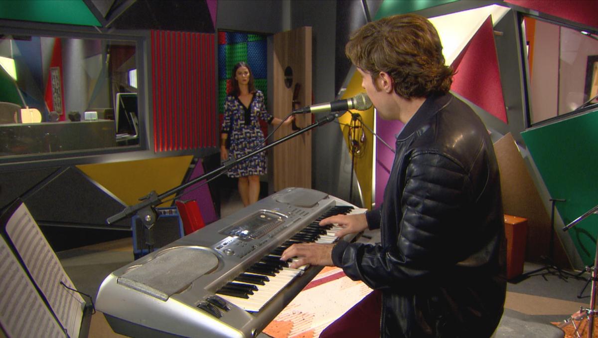 Foto: Geraldo (Nando Pradho) convida Safira (Dani Moreno) para cantar ...