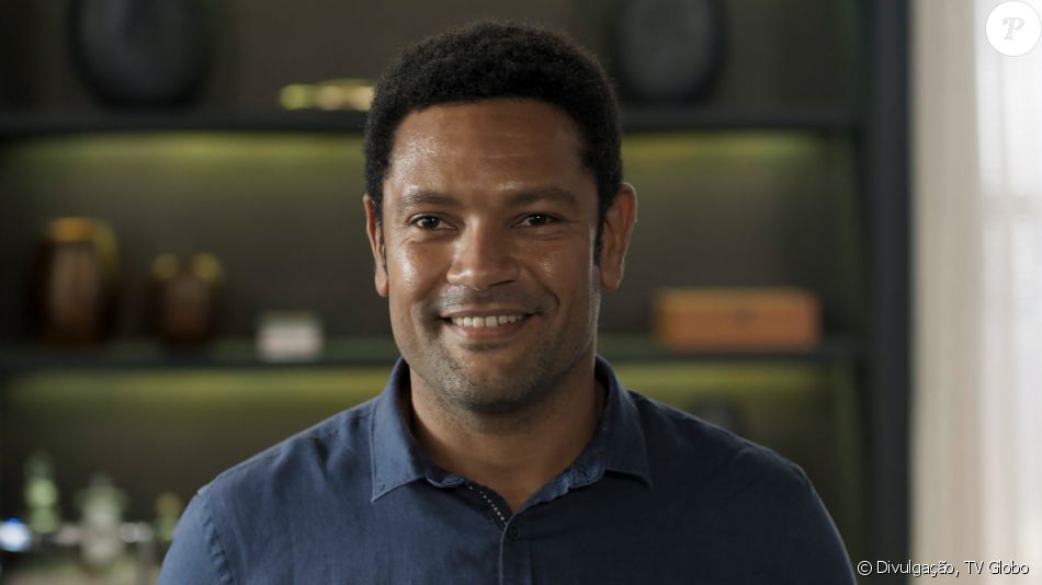 Rodrigo dos Santos é médico oncologista Roberto na novela 'Rock Story' - Purepeople