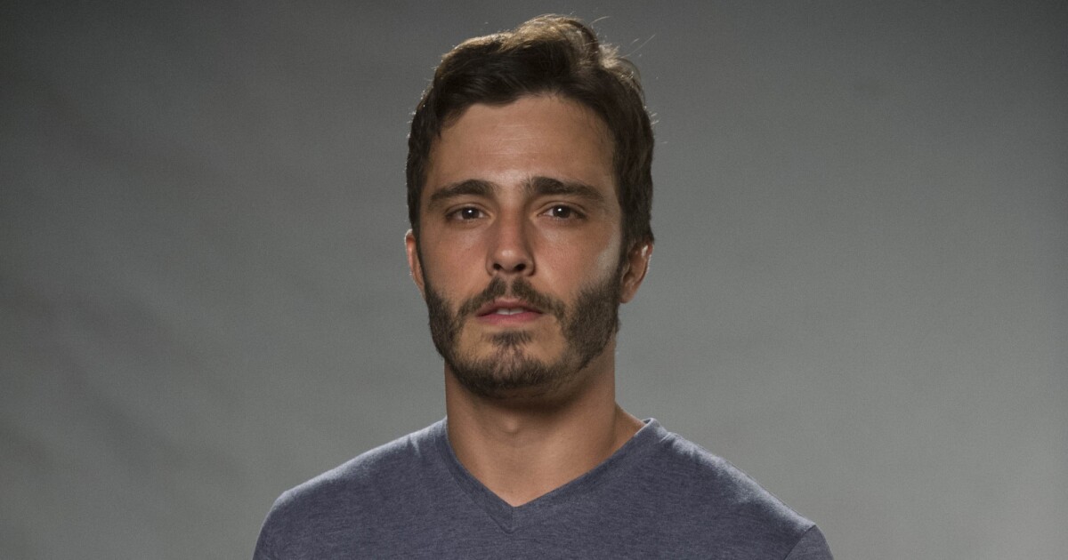 Thiago Rodrigues posta foto de saia em bastidores de série: 'E aí, vai ...
