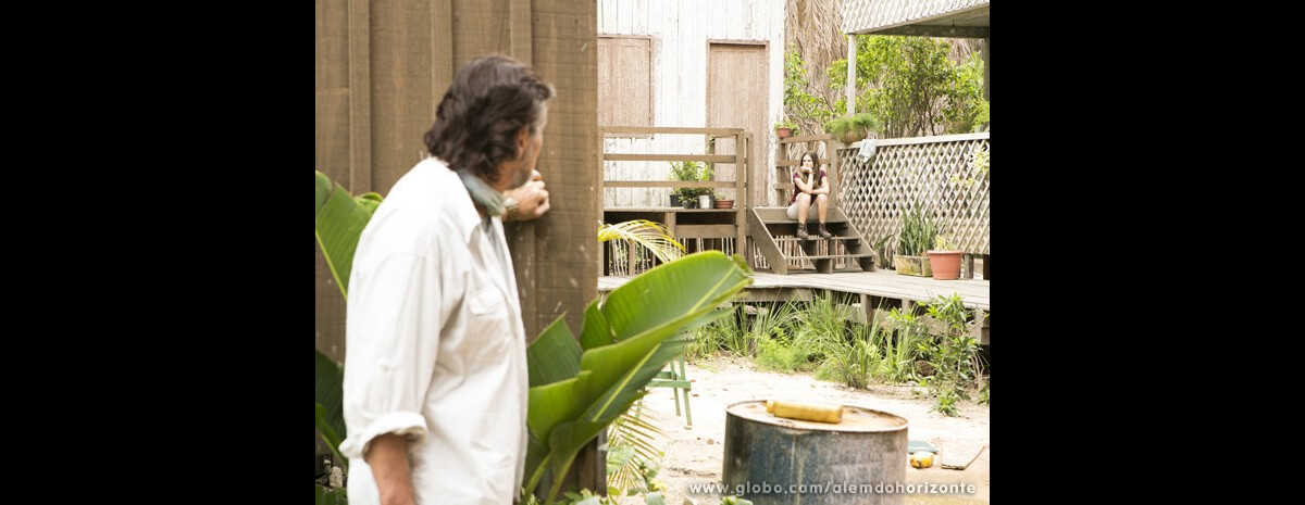 Foto: LC (Antonio Calloni) vê Lili (Juliana Paiva) em Tapiré e se ... Foto: LC (Antonio Calloni) vê Lili (Juliana Paiva) em Tapiré e se ...