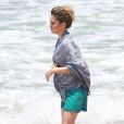 Sandy, de biquíni, exibe boa forma durante gravação em praia do Rio ...