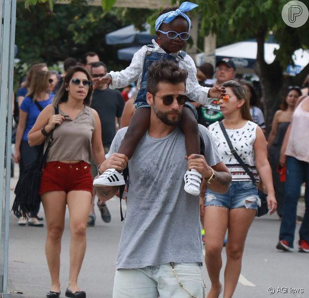 Títi, filha de Bruno Gagliasso, posa com a prima após sofrer racismo ...
