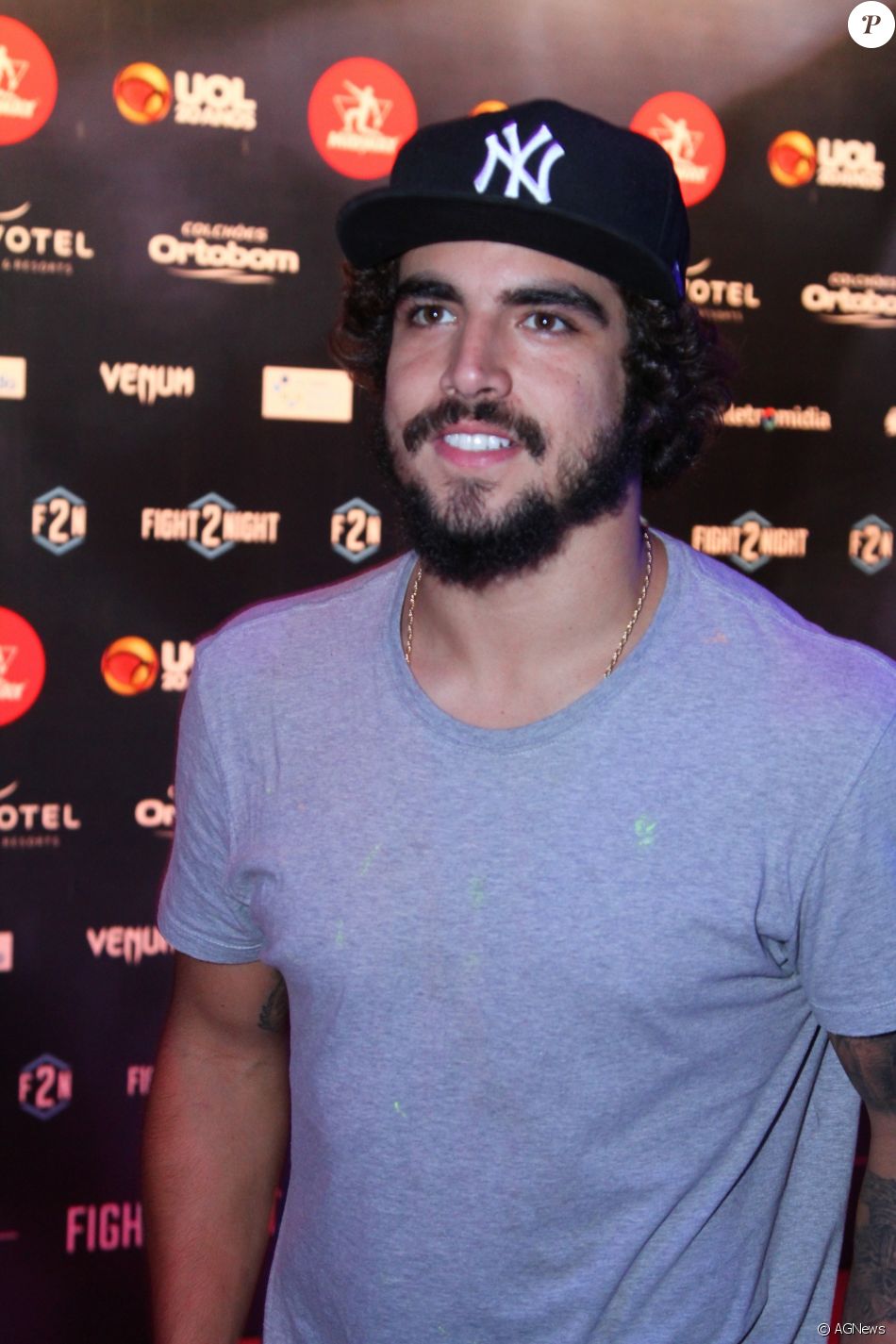 Caio Castro se divertiu nos bastidores do show cantando o novo hit do ...