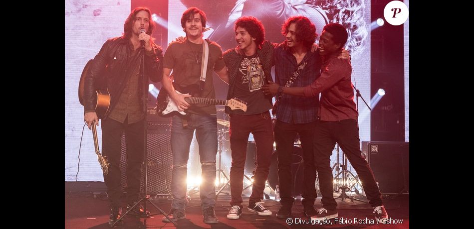 O show da banda 4.4 faz muito sucesso e deixa o público enlouquecido ...