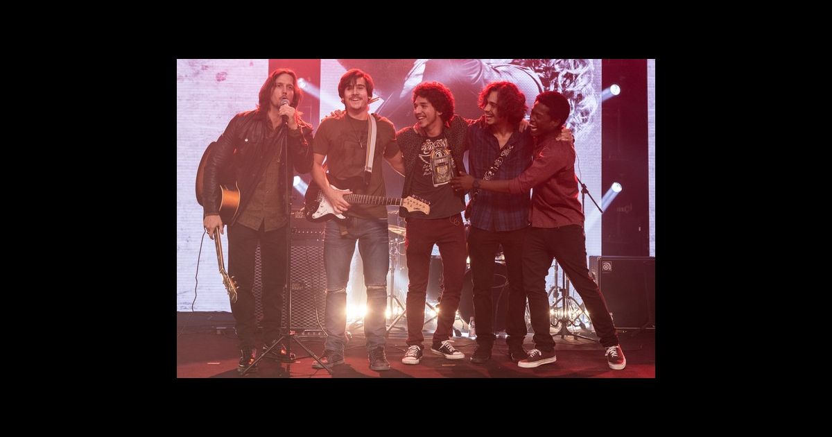 O show da banda 4.4 faz muito sucesso e deixa o público enlouquecido ...