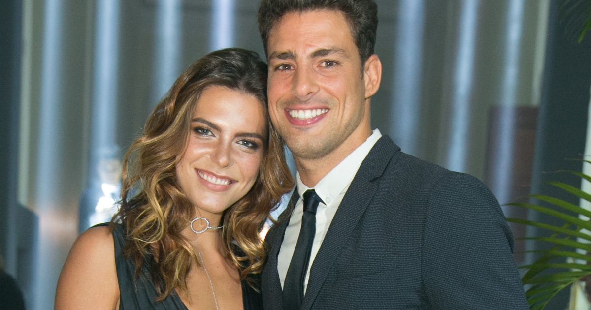 A namorada de Cauã Reymond contou que sempre é questionada sobre suas ...