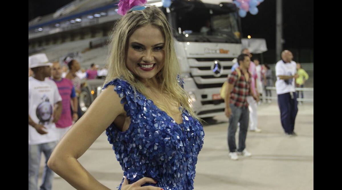 Foto: Ellen Roche vai ao ensaio da Rosas de Ouro, escola do grupo ...