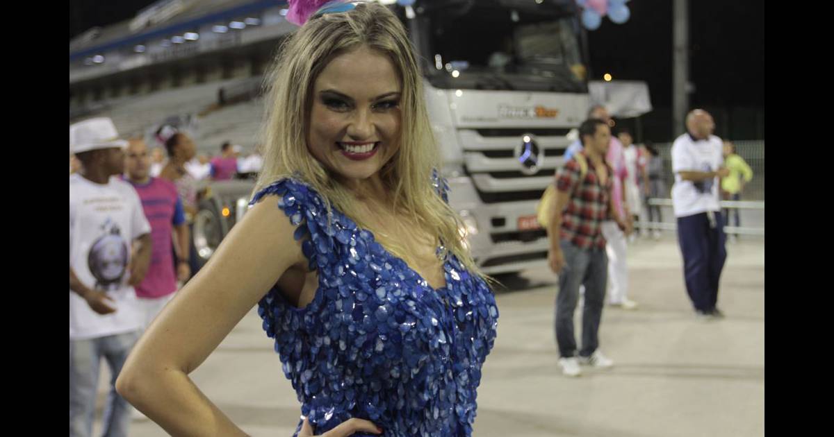 Ellen Rocche explica vestido comportado: 'Minha personagem será ...