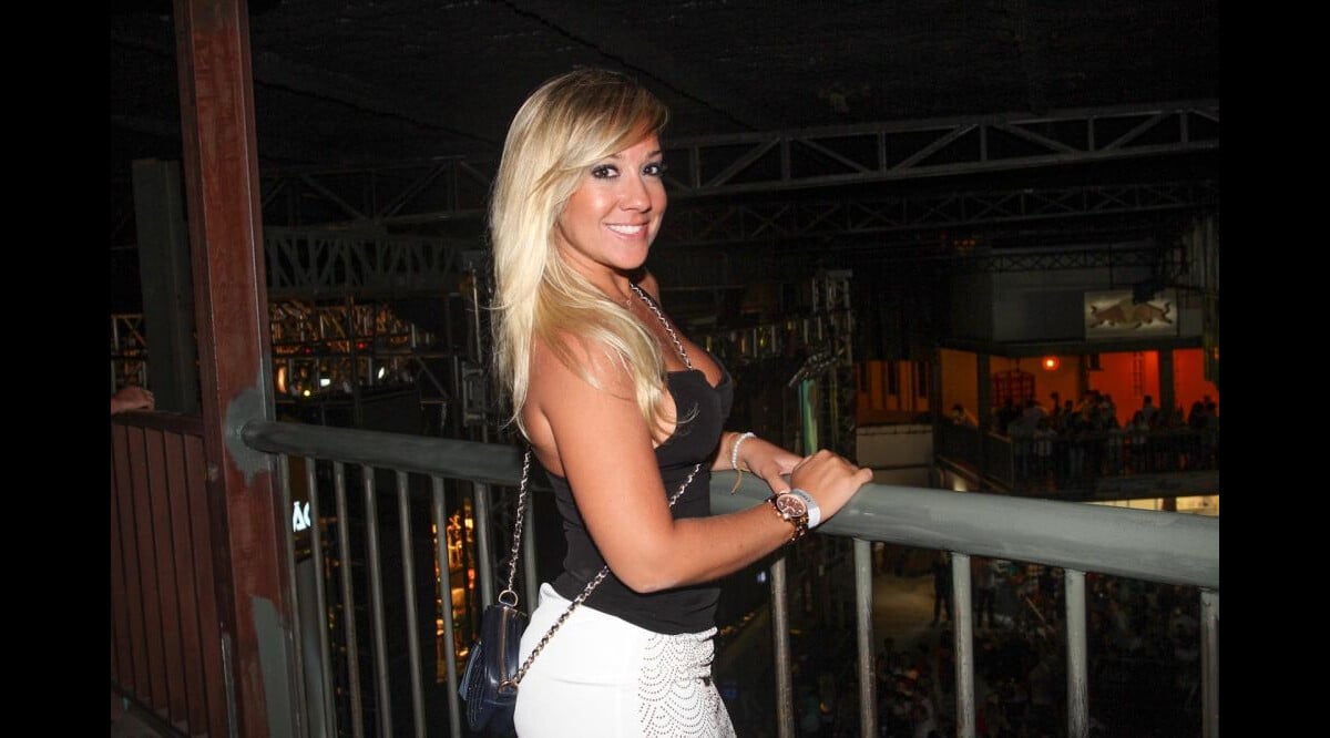 Foto: A ex-Malandrinha Vivi Fernandes posa para fotos no show - Purepeople