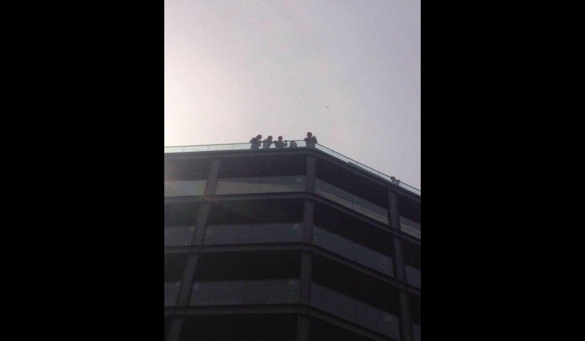 Foto: One Direction aparece em sacada do hotel Fasano - Purepeople