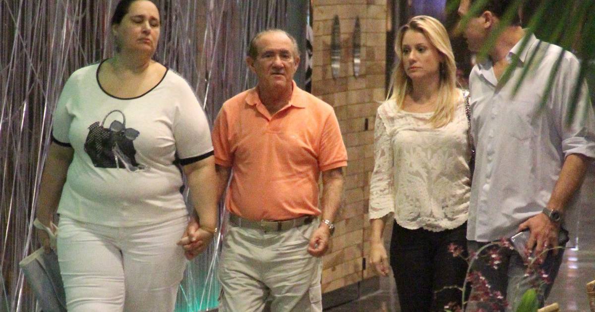 Renato Aragão janta com a mulher, Lílian, em restaurante de shopping ...