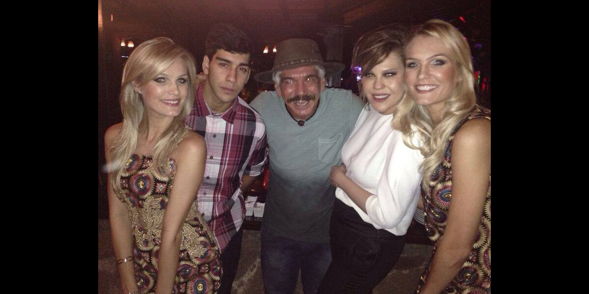 Foto: As gêmeas Mônica e Morgane Martin com Jackson Antunes e Bárbara ...