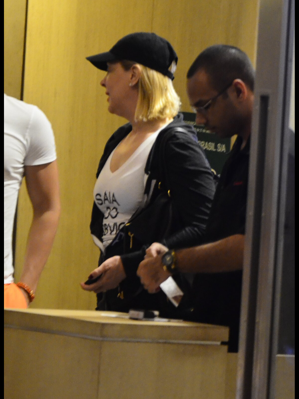 Foto: De boné, Claudia Raia vai ao cinema acompanhada dos filhos Enzo e ...