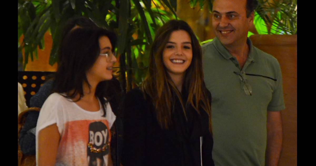 Giovanna Lancellotti janta com família em shopping do Rio de Janeiro ...