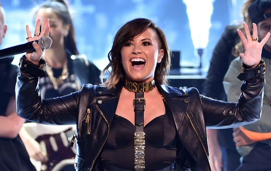 Estilosa, Demi Lovato faz 22 anos prestes a estrear a turnê 'Demi world ...