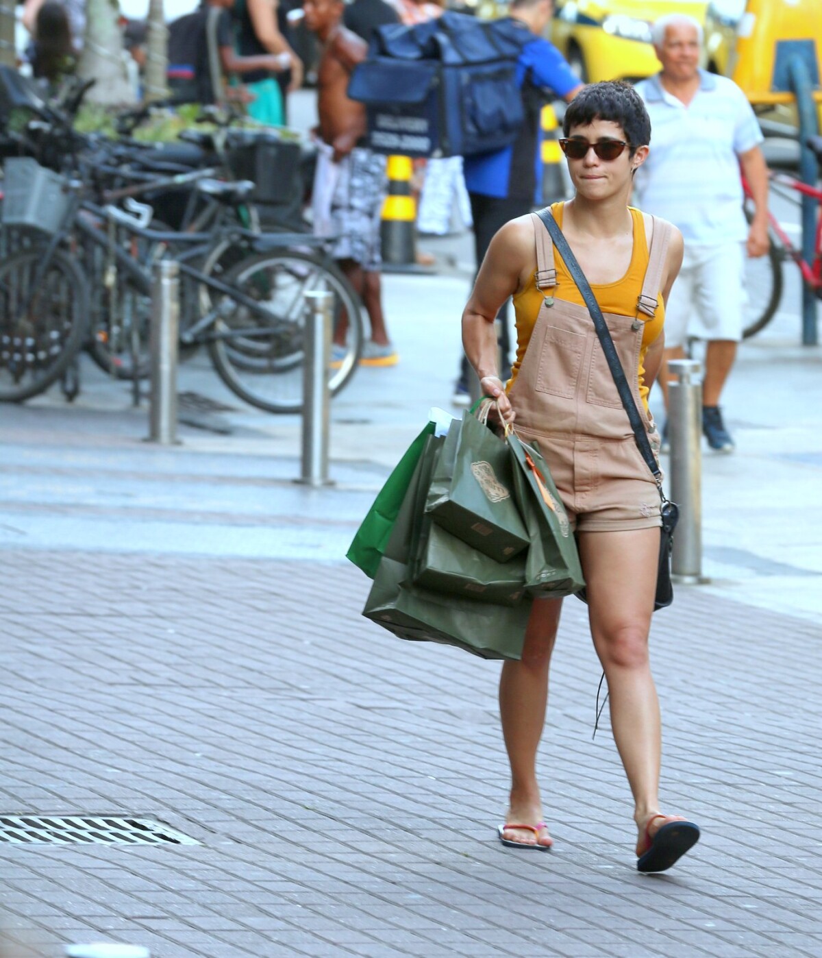 Foto: Nanda Costa usa look confortável e fresco para fazer compras ...