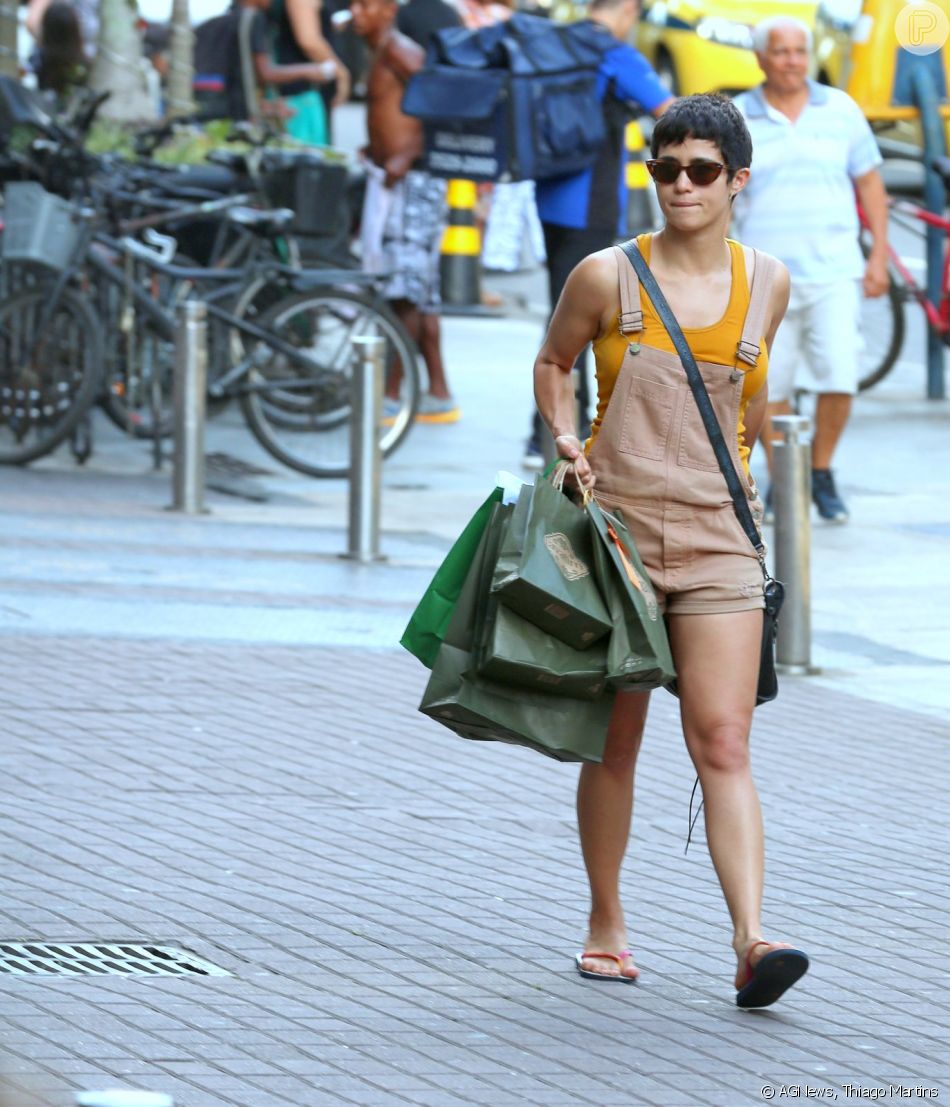 Nanda Costa usa look confortável e fresco para fazer compras - Purepeople