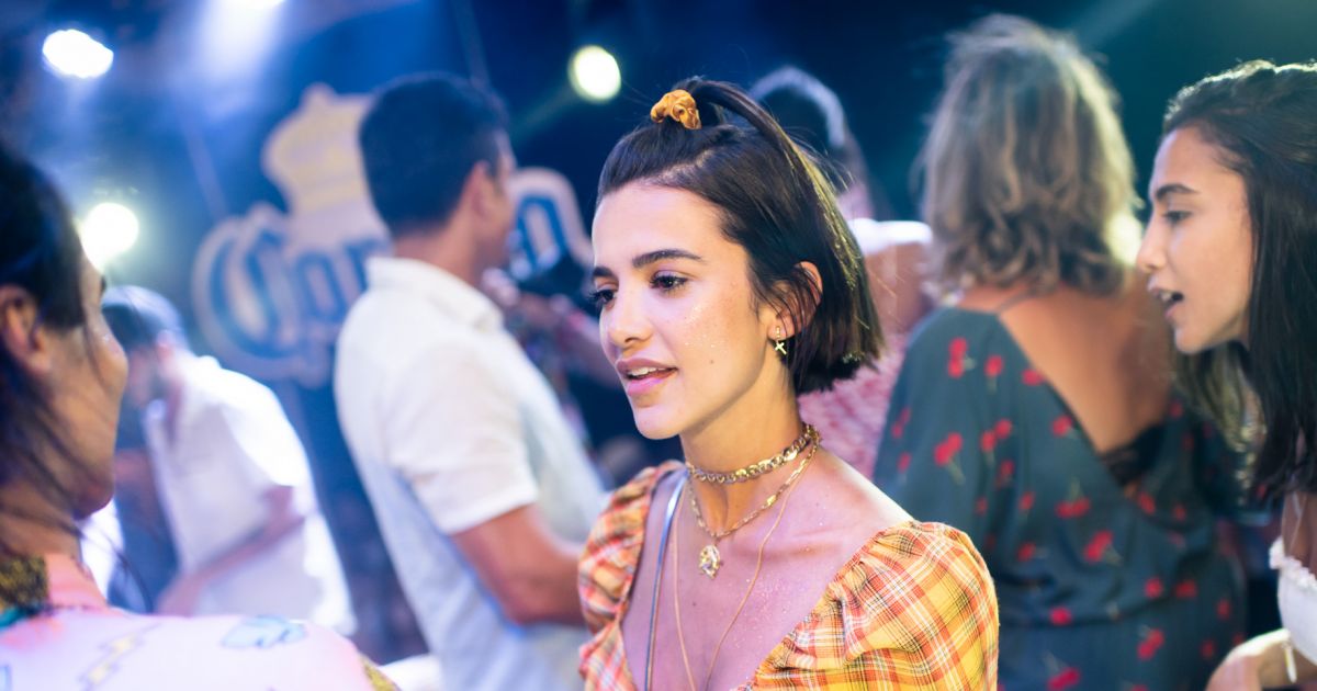 Manu Gavassi investiu em uma pegada colegial para curtir Noronha ...