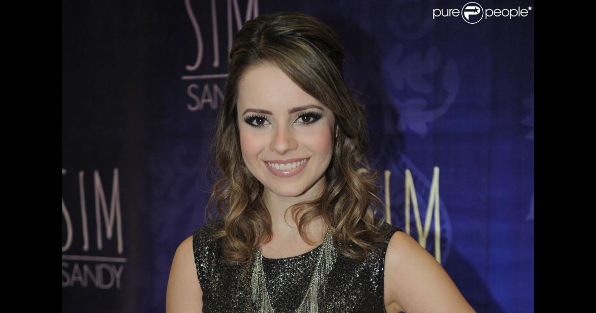 É Sandy que faz sua própria maquiagem para se apresentar em seus shows ...