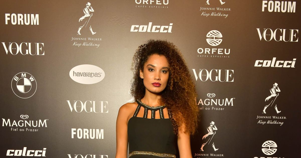 Baile da Vogue: Angela Peres foi de vestido preto com transparência e ...