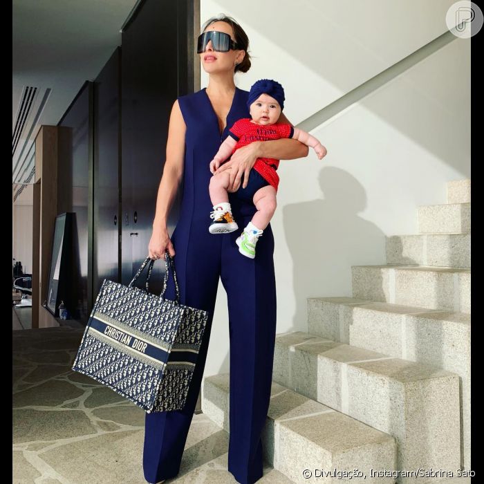 Zoe, filha de Sabrina Sato, usou um tênis personalizado da animação ...