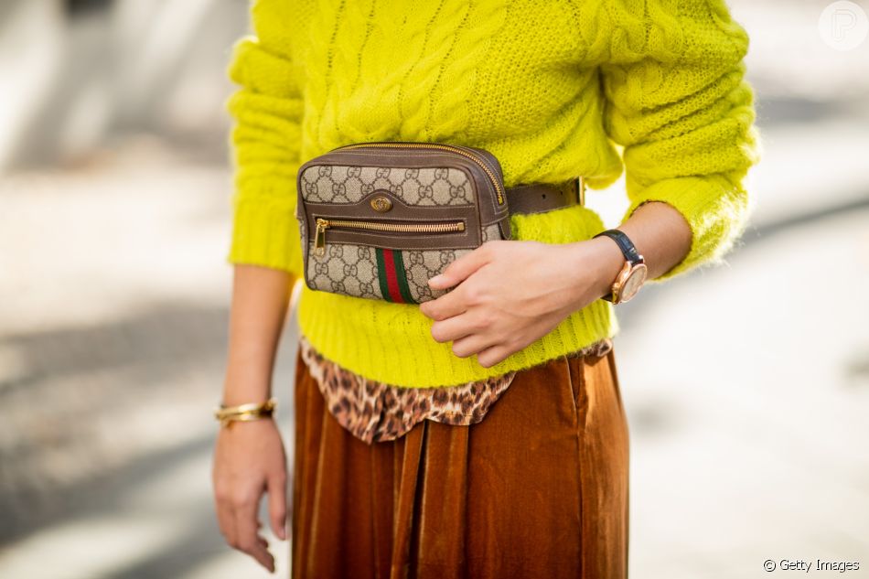 Pochete ainda está na moda e pode dar praticidade a looks com muitas ...