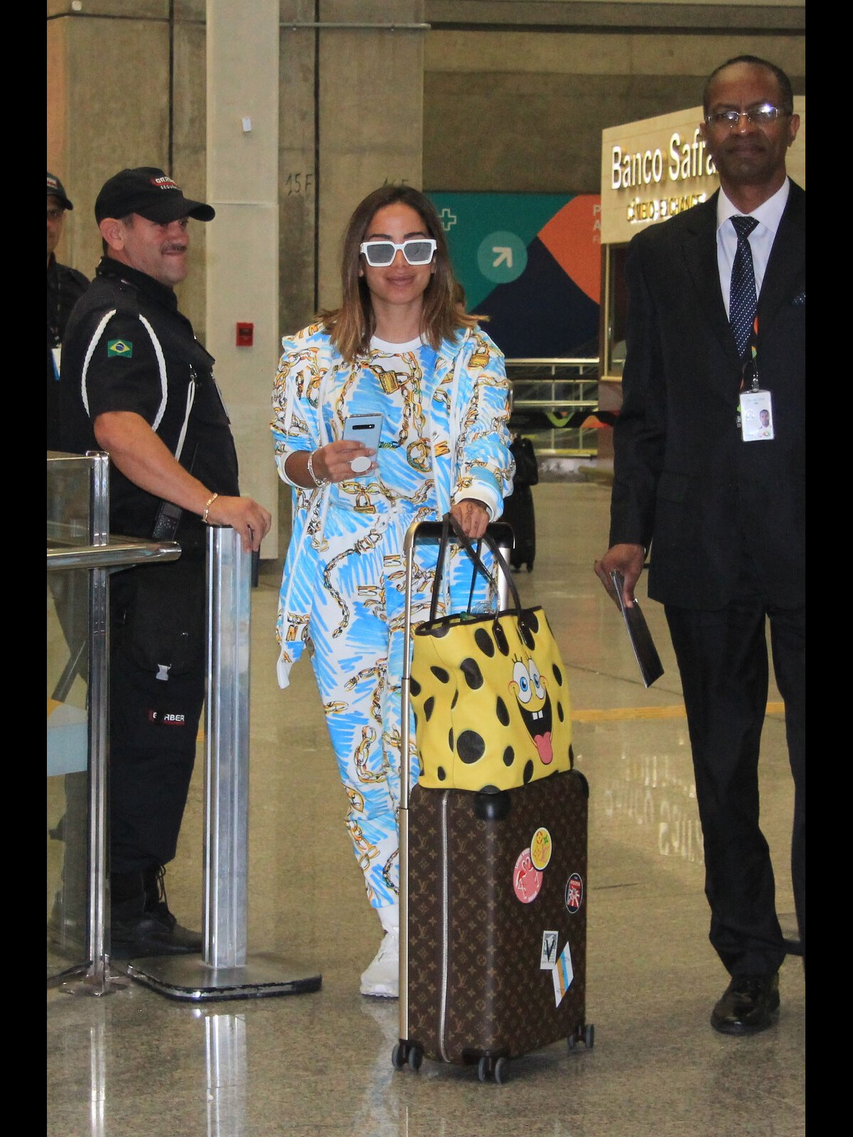 Foto: Anitta apostou em um look despojado de R$ 20 mil ao desembarcar ...