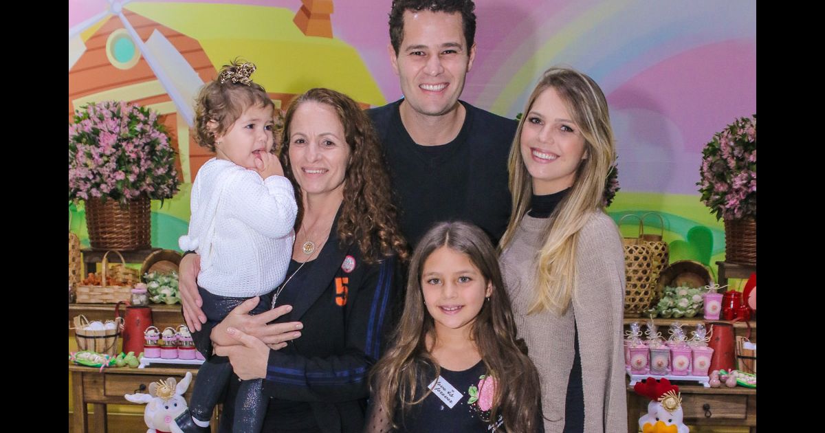 Pedro Thiago foi ao aniversário de Helena com a mãe, a mulher e as ...