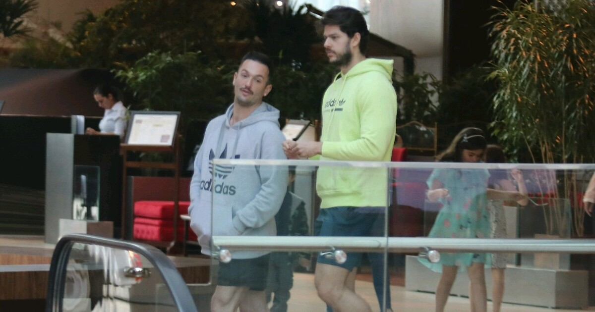 Diego Hypolito e o namorado, Marcus Duarte, são fotografados em ida ao cinema - Purepeople