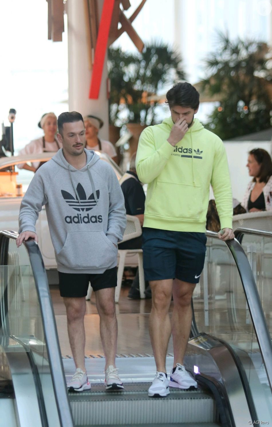 Diego Hypolito e o namorado, Marcus Duarte, apostaram em looks parecidos para irem ao cinema ...