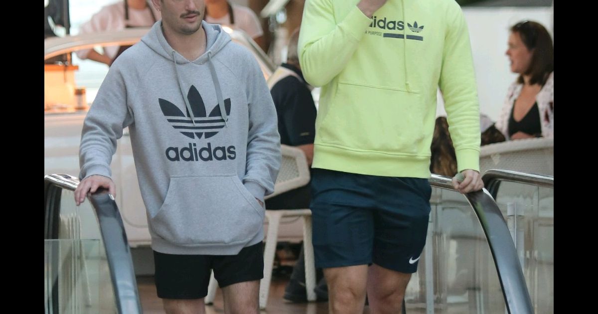 Diego Hypolito e o namorado, Marcus Duarte, apostaram em looks parecidos para irem ao cinema ...