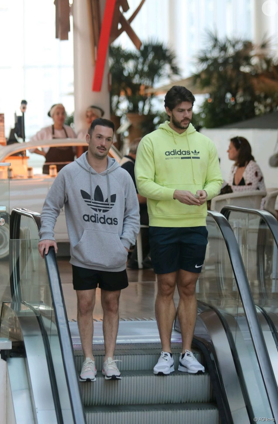 Diego Hypolito e o namorado, Marcus Duarte, são fotografados em ida ao cinema no shopping ...