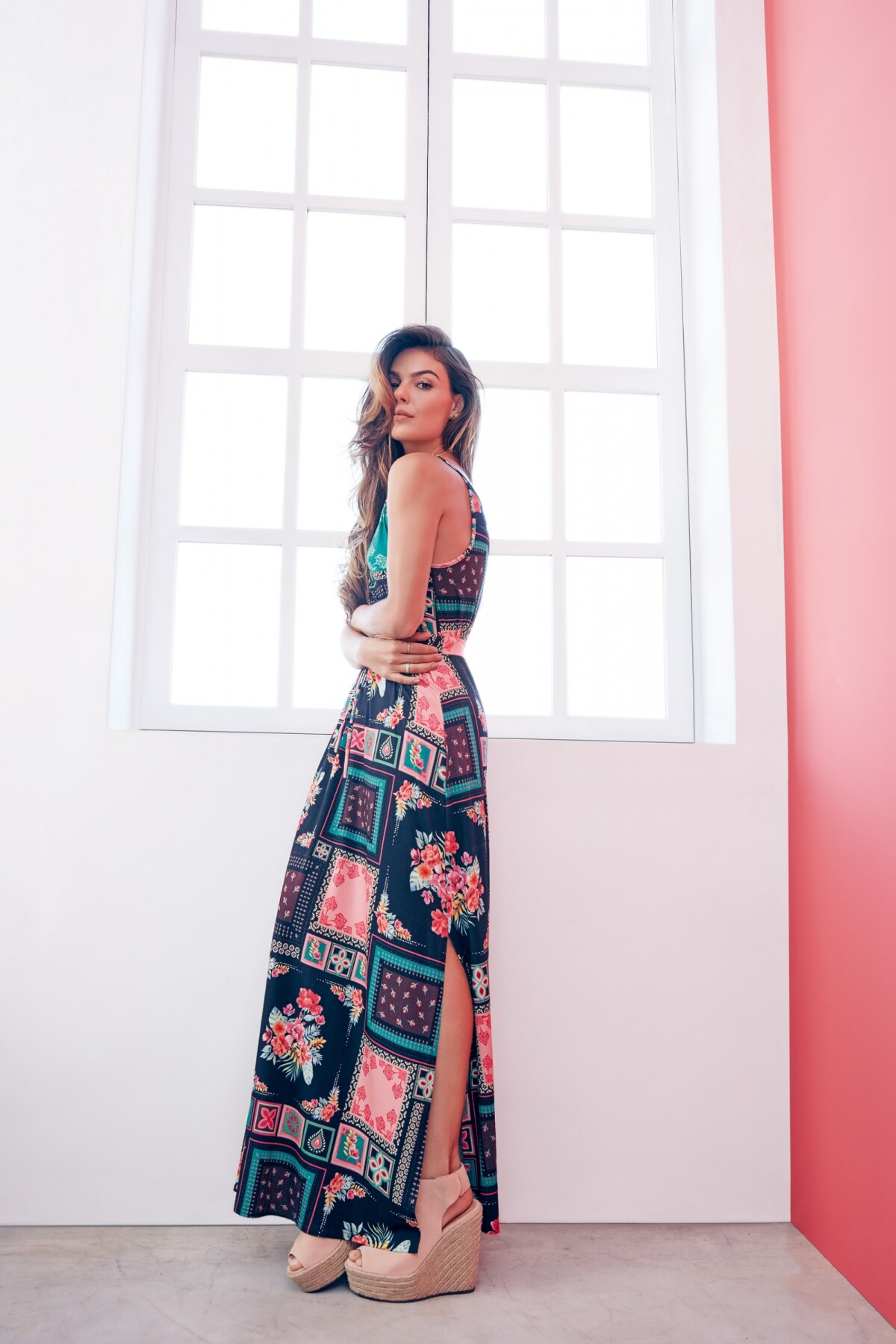 Foto: A atriz Isis Valverde usou longo com estampa floral para campanha ...